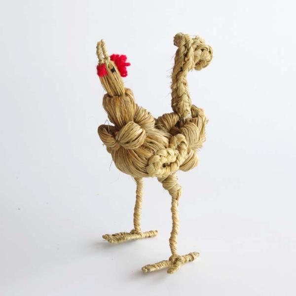 スペイン、アンダルシア地方で熟練の職人が手作業でエスパルトグラス(アフリカハネガヤ)というイネ科の野生草から作り上げたにわとりのオブジェ。とさかと肉ひげの赤い毛糸がアクセントになっています。全て手作業によって作られているので個体差があり、ひ...