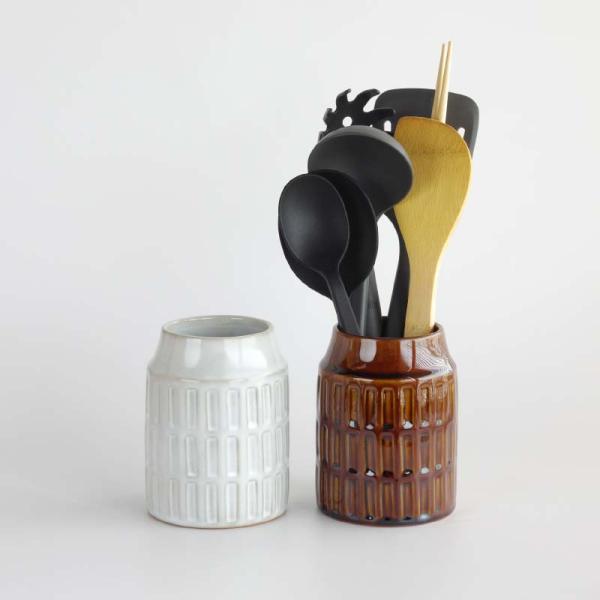 いろんなテイストのキッチンに馴染んでくれそうな陶器製ツールスタンドです。長方形の凹凸模様が全体に入っており、そこに掛かった釉薬の濃淡にも個体差が見られます。フラワーベースとしてもお使い頂けます。■ブランド　ANGLE（アングル）■サイズ　φ...