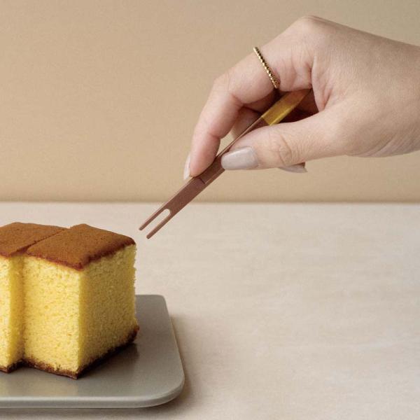手のひらサイズのステンレス製ミニフォーク。和洋を問わずデザートを頂く際にご使用頂けます。指紋が目立ちにくいマット仕上げで、金属アレルギーの制御や耐摩耕性があるPVDコーティングのメッキが施されています。無駄のないシンプルな形状ながら、使い勝...