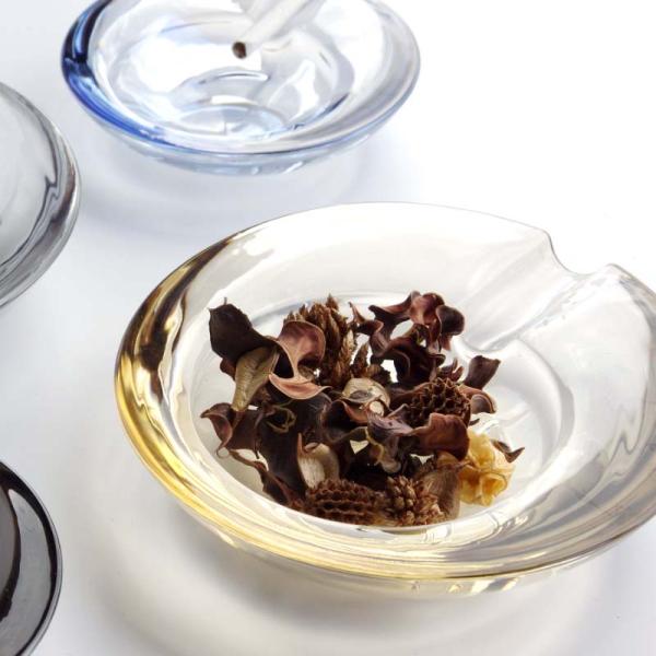 まるで北欧ビンテージのような佇まいのガラス製アッシュトレイ。上品なフォルムと美しい色合いが特長で、灰皿に限らずコイントレイや鍵置き、ポプリ入れ等、様々な用途でお使い頂ける大きめサイズです。■ブランド　TSUKUDA&amp;CO.■サイズ　...