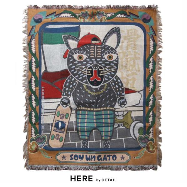 メキシコ・オアハカ(Oaxaca)の民藝・ウッドカービングをモチーフにデザインされたスローケット。主人と共にスケートボードに興じるストリート系黒猫。ファッションや装いは主人の影響をダイレクトに受けており、お互いを想っていることがうかがえます...