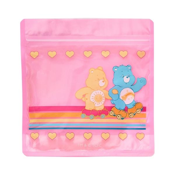 仲良くローラースケートをする「Care Bears(TM)(ケアベア(TM))」がとってもキュートな保冷袋です。ジッパーバッグと保冷剤がひとつになっていて、溶けやすいお菓子などの持ち運びに最適◎。ジップ付きなので、中身がバッグの中で散らばら...