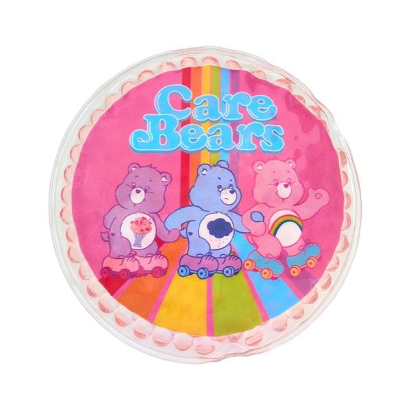 仲良くローラースケートをする「Care Bears(TM)(ケアベア(TM))」がとってもキュートな保冷剤です。保冷剤の中身がつぶつぶのビーズ状になっているので、凍らせてもカチカチに固まらずお弁当箱やペットボトルにフィットします。透明感のあ...