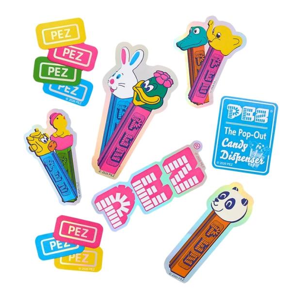 カラフルな「PEZ(ペッツ)」のデザインがかわいいオーロラ素材のフレークステッカーです。ノートや手帳、スマホケースなどの身の回りのアイテムを楽しくデコレーションできます。8デザイン各2枚の全16枚入りです。【サイズ】約 W85×H110mm...