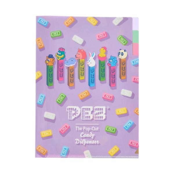 カラフルな「PEZ(ペッツ)」のデザインがかわいいA5サイズのクリアファイルです。書類やプリントの整理に便利な3ポケット仕様で、学校やオフィス、自宅など幅広いシーンで活躍します。デスクに置いておくだけでも気分が上がる、にぎやかでポップなデザ...