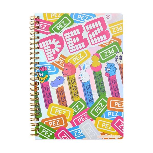 カラフルな「PEZ(ペッツ)」のデザインがかわいいノートです。使いやすいA5サイズで、学校やオフィス、日常使いにもぴったりです。中面は便利な方眼タイプで、メモやスケッチ、アイデアノートとしても大活躍◎。【サイズ】約 W155×H210mm7...