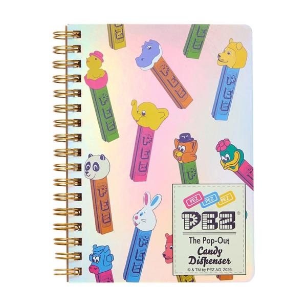 カラフルな「PEZ(ペッツ)」のデザインがかわいいノートです。コンパクトで持ち運びに便利なA6サイズ。中面は便利な方眼タイプで、メモやスケッチ、アイデアノートとしても大活躍◎。【サイズ】約 W115×H148mm70枚(C) &amp; T...
