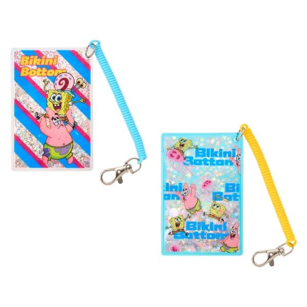 スポンジ・ボブたちがデザインされたパスケースです。ナスカン付きのコイルコードで、バッグやバックパックなどにも取り付けることができて便利。コンフェッティ入りなのでキラキラしてとってもかわいいです♪【サイズ】約 W105×H70mm(C) 20...