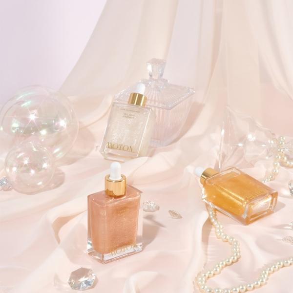 数量限定アイテム！素肌に香りと輝きの両方をまとえる、繊細なラメ入りのフレグランスボディオイル。ベタつくことなく肌をしっとりなめらかに整える、リッチなテクスチャー。腕、デコルテ、足などに使えば、上品で華やかなツヤ肌が演出できます。「MOTON...