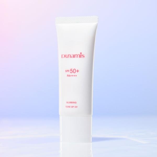 皮脂過多でメイクがヨレやすい肌に。ぴたっと密着するUV化粧下地。ほんのりトーンアップ(※1)で素肌をパッと明るく見せながら、SPF50+/PA++++で紫外線をしっかりガード。テカリロックヴェール×皮脂吸着パウダー(※2)でテカリや崩れを防...