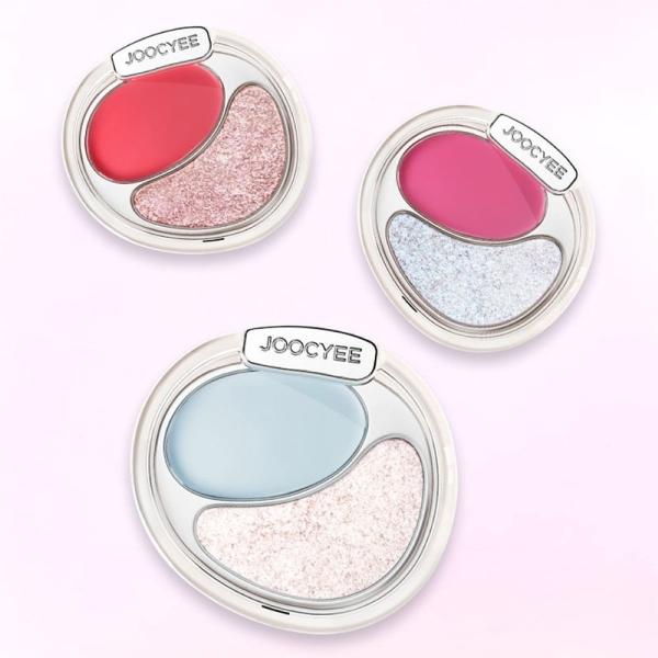 数量限定アイテム！高発色クリームチークと濡れたようなツヤ感を放つ偏光ハイライターで、写真でも肉眼でも映える“きらめきフェイス”を演出するデュアルグロウハイライター。パーティー、イベント、デートなど特別なシーンでは、ラメハイライターをデコルテ...