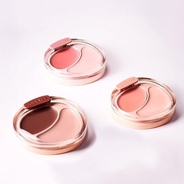 数量限定アイテム！立体感と血色感(※)をまとめて叶える、ハイライトカラーと血色カラー(※)が入ったデュアルカラーのクリームチーク。頑張りすぎないナチュラルな立体感で、洗練されたこなれ顔を演出。チーク以外に、涙袋メイクやアイシャドウにも使えて...