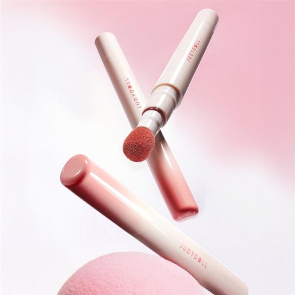 頬や唇にポンポン乗せるだけで、誰でも簡単に全顔統一メイクができるリップ＆チーク。ミルクフォームのようなクリーミーなつけ心地で、ソフトマットなのにしっとりなめらかな仕上がり。肌表面に膜(※)を形成して密着するので、色移りしづらく好発色が持続し...