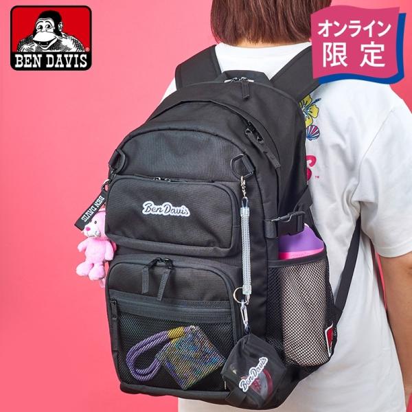 PLAZA オンラインストア限定！ブルーのロゴ＆内布がアクセントになった「BEN DAVIS(ベン デイビス)」のデイパックが登場！大きめサイズで普段使いはもちろん、通勤・通学や旅行にもぴったりです。フロントやサイドにポケットがたくさんつい...