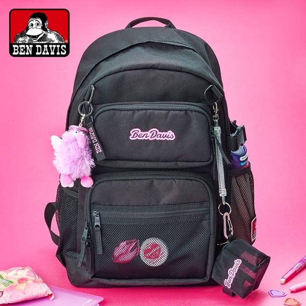 PLAZA限定！ピンクのロゴがアクセントになった「BEN DAVIS(ベン デイビス)」のデイパックが登場！大きめサイズで普段使いはもちろん、通勤・通学や旅行にもぴったりです。フロントやサイドにポケットがたくさんついているので、小物の収納に...