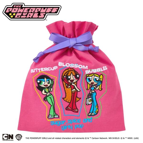 PLAZA限定！「パワーパフ ガールズ」の巾着ポーチです。コスメや小物をまとめて持ち運ぶことができ、巾着型なのでバッグの中でもかさばらないのが特徴です。刺しゅうのデザインも可愛らしく、ご自身の日常使いにはもちろん、ちょっとした贈り物としても...