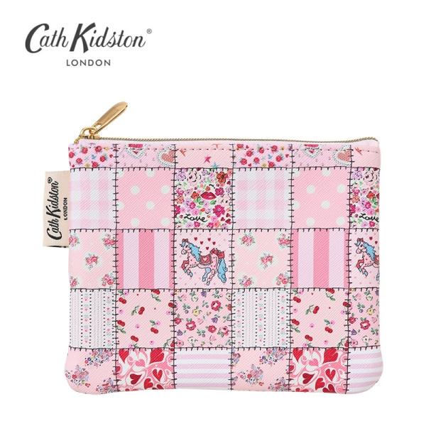 PLAZA限定！「Cath Kidston(キャス キッドソン)」のティッシュポーチです。裏面にティッシュが入る仕様で、中にも小物を入れて持ち運ぶことができます。パッチワーク風のデザインが可愛らしく、日常使いにも贈り物としてもおすすめです。