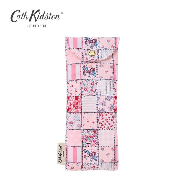 PLAZA限定！「Cath Kidston(キャス キッドソン)」のマルチポーチです。縦型デザインなので小物を持ち運ぶのに便利なサイズです。ご自身用にはもちろん、贈り物としてもおすすめです。