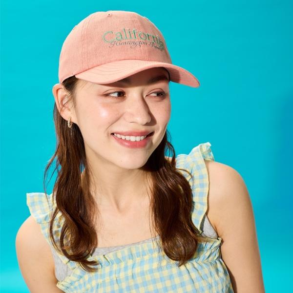 PLAZA限定！素材感をいかしたざっくりとした風合いがこれからの季節にぴったり。爽やかな色合いも涼しさを感じさせる「MEI(メイ)」のキャップです。ベースカラーはもちろん、フロントロゴの配色もおしゃれ。サイズ調整用のベルトにもロゴが入ってい...