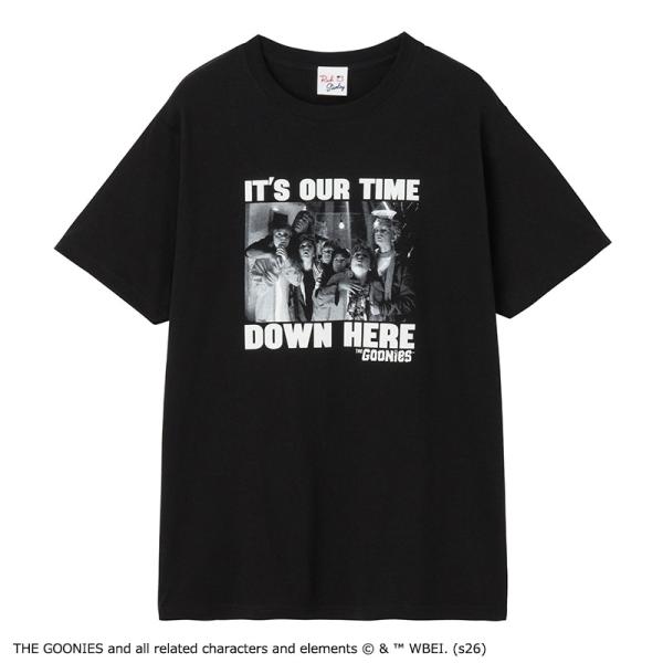 PLAZA限定！伝説の宝を探す、少年たちの冒険と友情を描いた映画『The Goonies(グーニーズ)』のシネマTシャツです。主要人物たちが勢ぞろいしたワンシーンを、モノトーンで表現。レトロ映画ファンはもちろん、スタイリッシュなフォトTシャ...