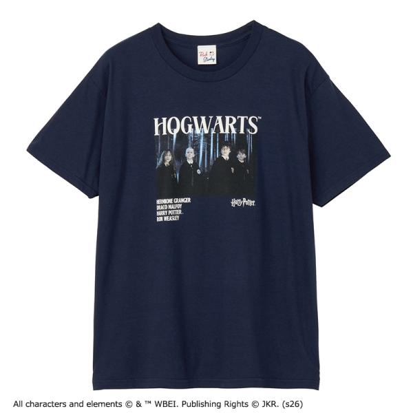 PLAZA限定！世界中を魔法にかけたファンタジー映画の金字塔『Harry Potter(ハリーポッター)』のシネマTシャツです。森の中に佇む4人の姿が、ジャケット写真のようにかっこいいプリント。黒ではなく、敢えてネイビーをベースにすることで...