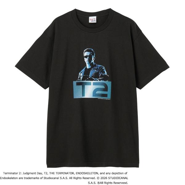 PLAZA限定！世界中にブームを巻き起こした映画『Terminator(ターミーネーター)2』のTシャツです。漆黒のボディに浮かび上がる、サングラス姿のT-800と「T2」のブルーロゴが圧倒的な存在感。無骨さとスタイリッシュさを兼ね備えた主...