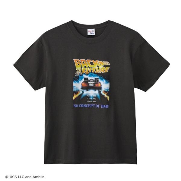 PLAZA限定！映画史に残るSFの傑作『BACK TO THE FUTURE(バック・トゥ・ザ・フューチャー)』の名シーンがTシャツになりました。躍動感あふれるグラフィック。物語の重要な鍵を握る日付と「NO CONCEPT OF TIME」...