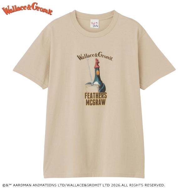 PLAZA限定！『ウォレスとグルミット』の名悪役、ペンギンの「フェザー・マッグロウ」が主役のTシャツです。何を考えているか分からない絶妙にシュールな無表情がたまらなくユーモラス。レトロ感のあるベージュカラーで、大人の遊び心を演出します。肌な...