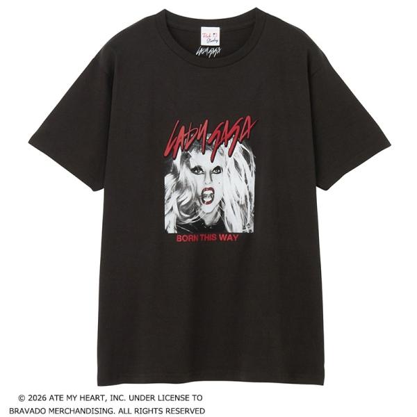 PLAZA限定！「レディー・ガガ」の代表的なアルバム「BORN THIS WAY」がTシャツになりました。インパクト大なフォトデザインは、モノトーンに映える赤がアクセント。デニムや黒のスリムパンツなどに合わせたハードめな着こなしはもちろん、...