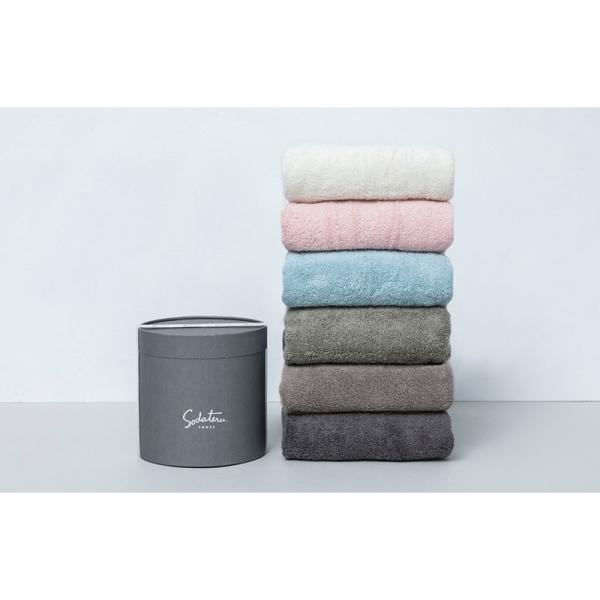 軽くて薄いのにボリューム感は大満足なバスタオルです。洗えば洗うほどふんわりと、吸水力が上がる、まさに育てるタオル！パイルヘム仕様で空気を纏うような軽さ、さらに柔らかさが増し、お風呂上りに包まれたくなる一枚に。「育てるタオル」は、綿糸「スポン...