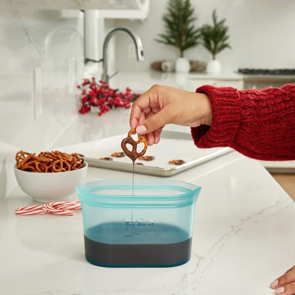 環境に配慮して誕生した耐久性に優れたシリコーン製の保存容器。幅広な容器の口と底面形状は保存はもちろん、食材を混ぜたりしやすく、あらゆる調理におすすめです。容器の口が広く、食材を入れるのも、取り出すのも、とっても簡単！容器の口が広いので、洗い...