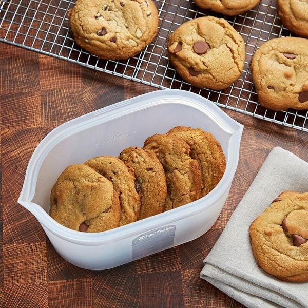 環境に配慮して誕生した耐久性に優れたシリコーン製の保存容器。幅広な容器の口と底面形状は保存はもちろん、食材を混ぜたりしやすく、あらゆる調理におすすめです。容器の口が広く、食材を入れるのも、取り出すのも、とっても簡単！容器の口が広いので、洗い...