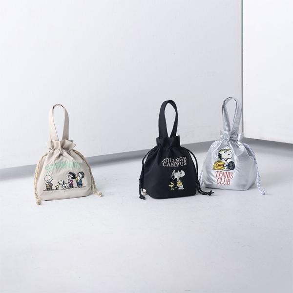 かわいいPEANUTSのキャラクター刺繍がデザインされた簡易保冷バッグです。入り口をキュッと絞れる、使いやすい巾着タイプ。おにぎりや溶けやすいお菓子、保冷剤などのちょっとしたものを持ち運ぶのに便利なサイズです。【サイズ】約 W12×H18×...