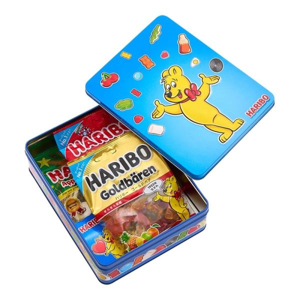 PLAZA限定！HARIBOの人気キャラクター・ゴールドベアがデザインされたスペシャル缶が登場。定番人気の「ゴールドベア」、「ハッピーコーラ」、「サワーアップルリング」に加え、オリジナルステッカー1枚入りの特別なセットです。食べ終わった後も...
