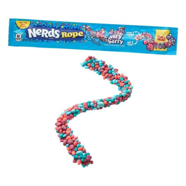 ASMR動画などで話題の「NeRds(ナーズ)」ロープ ベリーベリーグミがラインアップ！ フルーツ味のロープ上の細長いグミのまわりにカリカリ、ザクザクなカラフルピースがコーティング。フレーバーごとにカラフルピースの色合いが異なるのもポイント...