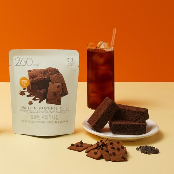 韓国を代表する人気ヘルス&amp;ビューティストア「オリーブヤング」のプライベートブランド""ディライトプロジェクト""から、プロテイン入りのブラウニーチップスがラインアップ。薄焼きのブラウニーに、チョコチップがトッピング。サクサクの食感で...