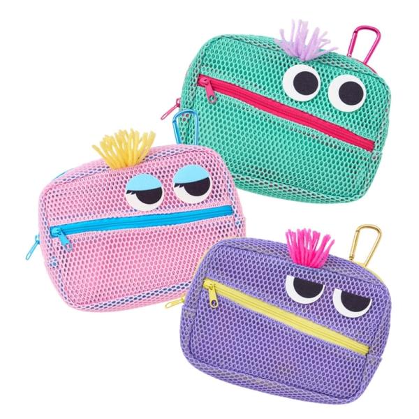 PLAZA限定！ファスナー部分がモンスターの口に見えるかわいいミニポーチです。カラフルな配色とアクセントになるフサフサの髪がポイント！中身が見えるメッシュ素材で、コスメやペンなどの収納におすすめです。カラビナ付きなので、バッグやリュックに取...