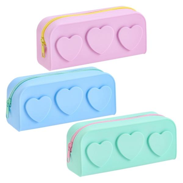 2026年3月14日(土)までPLAZA先行販売！やわらかいシリコンタイプのペンケース。大きく口が開くので文房具がたっぷり入れられます。汚れてもすぐに拭き取れ、清潔に保てるのもうれしいポイント。ぷくぷくのハート×パステルカラーの配色がかわい...