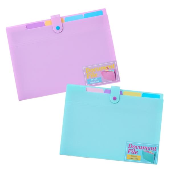 PLAZA限定！仕切りがカラフルでかわいい、5つのポケットが付いているA4サイズのファイル。教科や仕事ごとに分けて使えるカラフルポケットで、大きく開くジャバラデザインで出し入れもスムーズです。教科名などを書き込めるインデックス付き。スナップ...