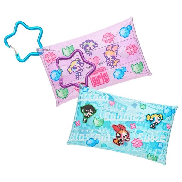 2026年3月14日(土)までPLAZA先行販売！ポップなカラーリングとピクセルアートがかわいい「THE POWERPUFF GIRLS (パワーパフ ガールズ)」のマルチケースです。カラビナ付きなので、バッグやデイパックなど好きな場所に付...