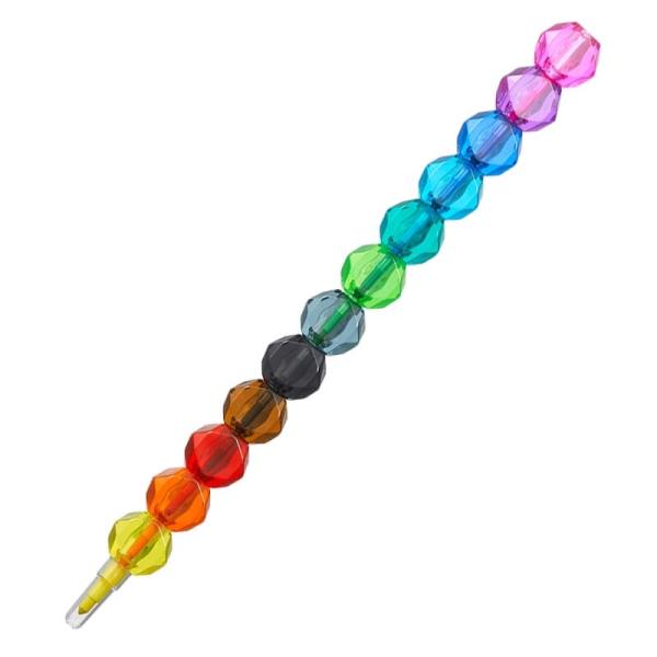 積み重なったカラフルな宝石が可愛い、1本で12色のカラーが楽しめるクレヨンです。宝石をお好きな順番に積み替え、長くすることで持ちやすく！かわいいだけじゃなく、実用的なアイテムです。【サイズ】約21cm