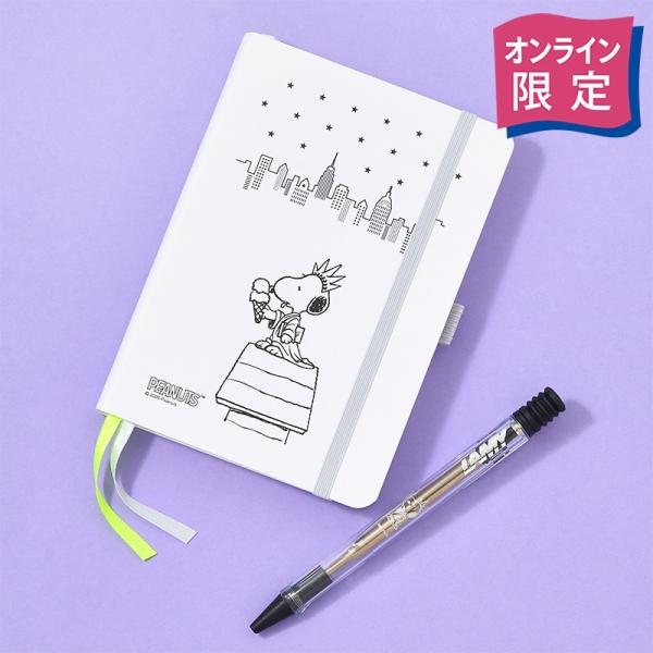 PLAZA オンラインストア限定！ドイツの筆記具ブランド「LAMY(ラミー)」とPEANUTSのスペシャルなデザインのノート＆ペンセットです。ドッグハウスの上で自由の女神ポーズを決めるスヌーピーが描かれたハードカバーノートと、スケルトンボデ...