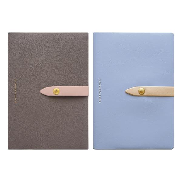 落ち着いた配色に華奢なベルトを合わせた 上品な印象のデザインのダイアリー。ホックが2つ付いているので　ベルト位置の調整が可能です。直径11mmまでのペン収納に対応。時間軸が付いていてスケジュール管理がしやすく、メモページにはレフトの日にち区...