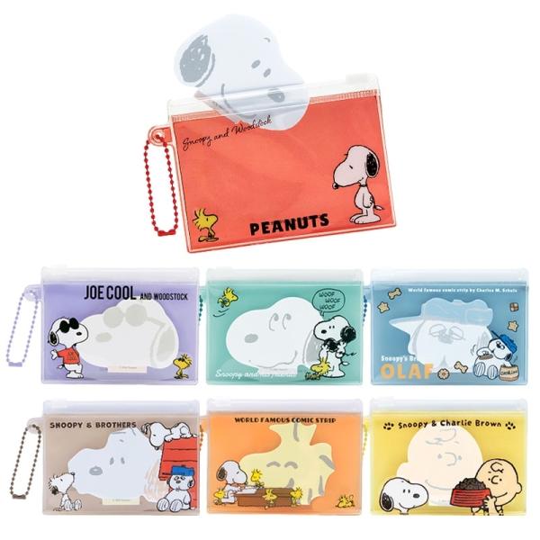 クリア素材のスライドポーチに、PEANUTSの仲間たちのフェイスデザインがかわいいダイカットメモが入っています。ラインアップは7種＋シークレット1種の全8種。ランダムのためデザインは選べません。どれが入っているかはお楽しみ！