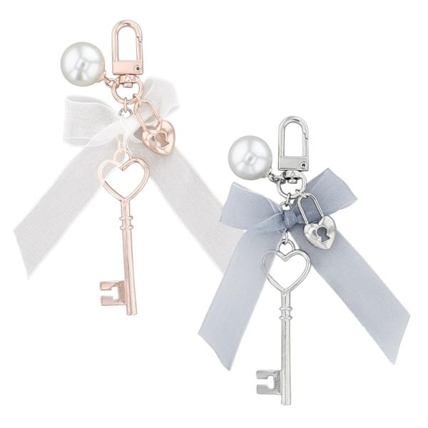 ハートモチーフのキー型チャームが目を引く、大人可愛いキーチャームです。上品なリボンや大きめパールがアクセントになり、動くたびに揺れて華やかさをプラス。ハート型の抜きデザインが施されており、クラシカルながらもトレンド感のある仕上がりに。バッグ...