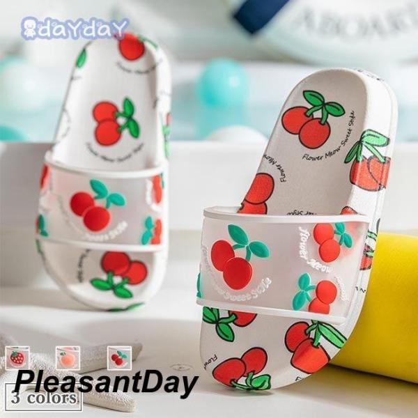 女児 バススリッパ イチゴ柄 女の子 スリッパ 夏 ルームシューズ チェリー柄 ピーチ柄 夏スリッパ キッズ ビーサン 海 プール サンダル女の子用のバススリッパがフルーツ柄のデザインはとても甘くて爽やかな印象、お洒落度満点防水PVC素材を...