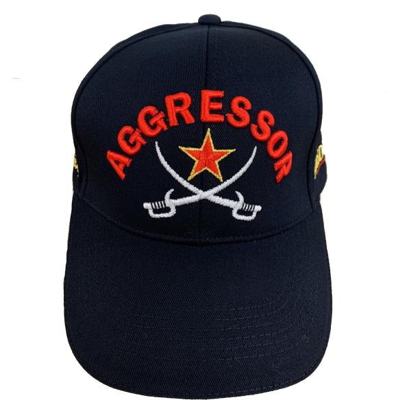 航空自衛隊 飛行教導群 アグレッサー AGGRESSORの野球帽です。正面には「AGGRESSOR」の文字とシンボル、側面には「JASDF」の文字とシンボルが刺繍されています。素材は速乾性・吸収性・通気性に優れています。アジャスターでサイズ...