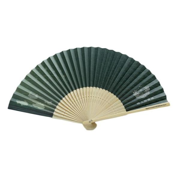 【発売日：2025年11月20日】扇子 陸上自衛隊です。軽量で持ち運びやすく、細部までこだわった扇子でギフトにもおすすめです。右側には、シンボルマークと共に、部門名を漢字で刻印されています。左側には、ヘリコプターや戦車など装備品のシルエット...