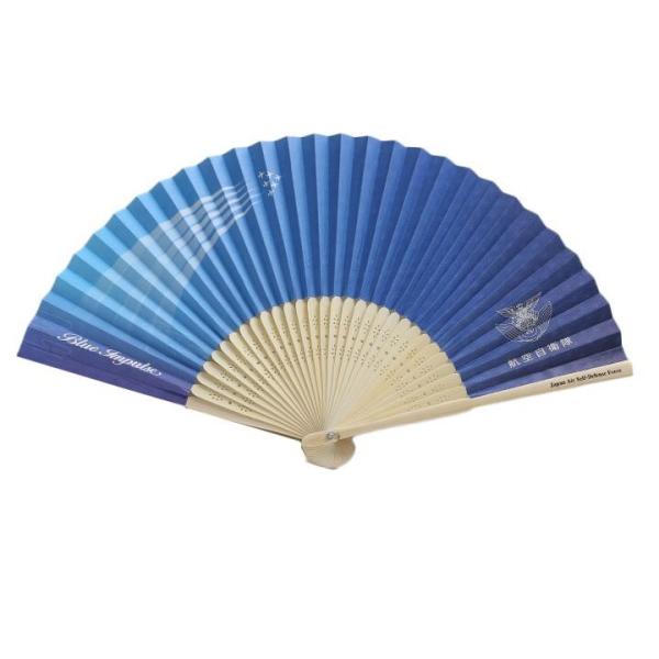 【発売日：2025年11月20日】扇子 航空自衛隊です。軽量で持ち運びやすく、細部までこだわった扇子でギフトにもおすすめです。右側には、シンボルマークと共に、部門名を漢字で刻印されています。左側には、６機編成のT４ブルーインパルスと共に筆記...