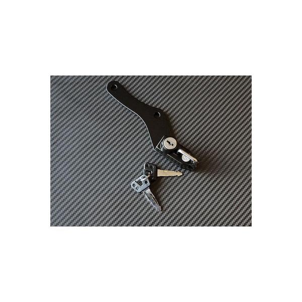 メーカー名：ベビーフェイスメーカー品番：009-LCBM6BKK1600用のヘルメットロックです。 ベースプレートはアルミ合金からの削り出しで、タンデムステップホルダーと共締めで取り付けます。 ベースおよびキーシリンダーのカラーはブラックで...